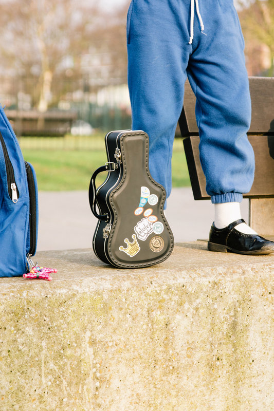 Guitar Case Lunch Box : Carry sandwiches like a rock-star.