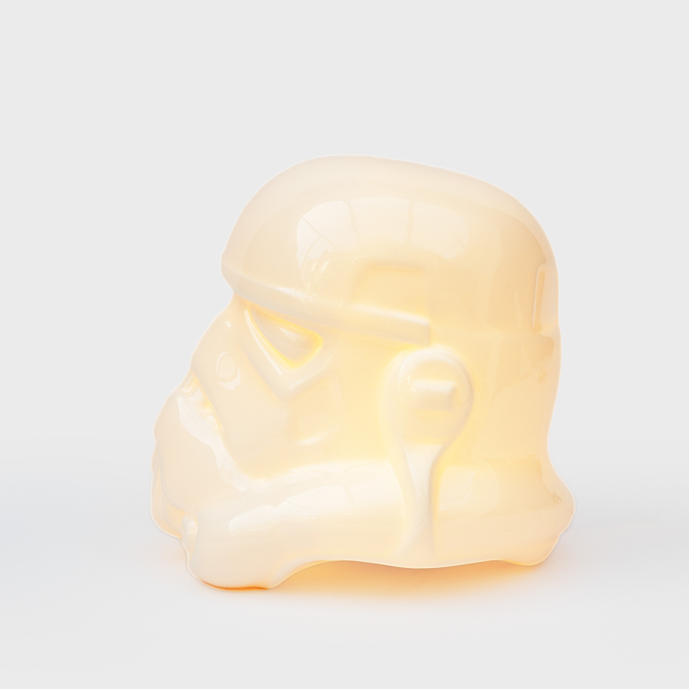 Stormtrooper Helmet Lamp : The iconic character as a ceramic lamp.