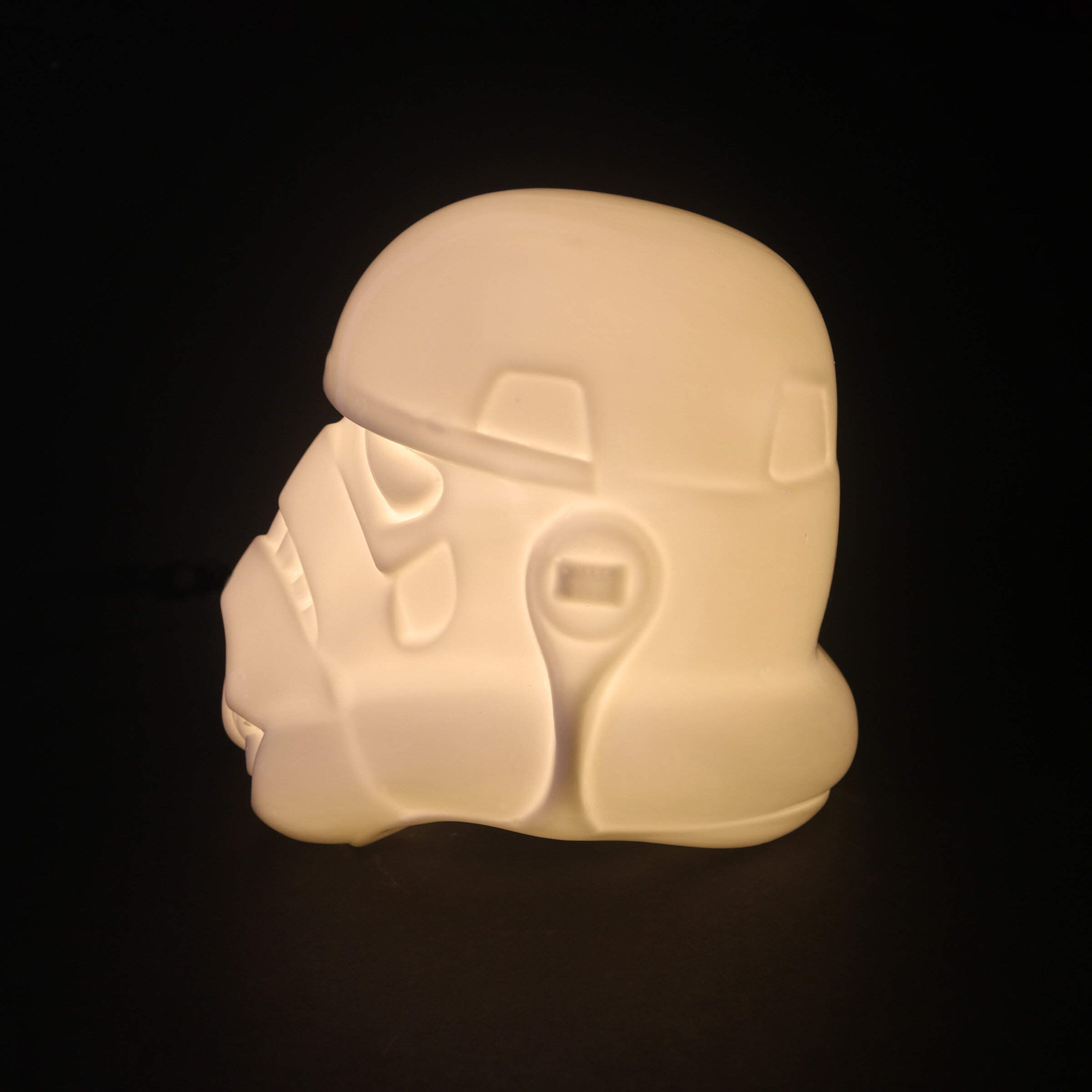 Stormtrooper Helmet Lamp : The iconic character as a ceramic lamp.