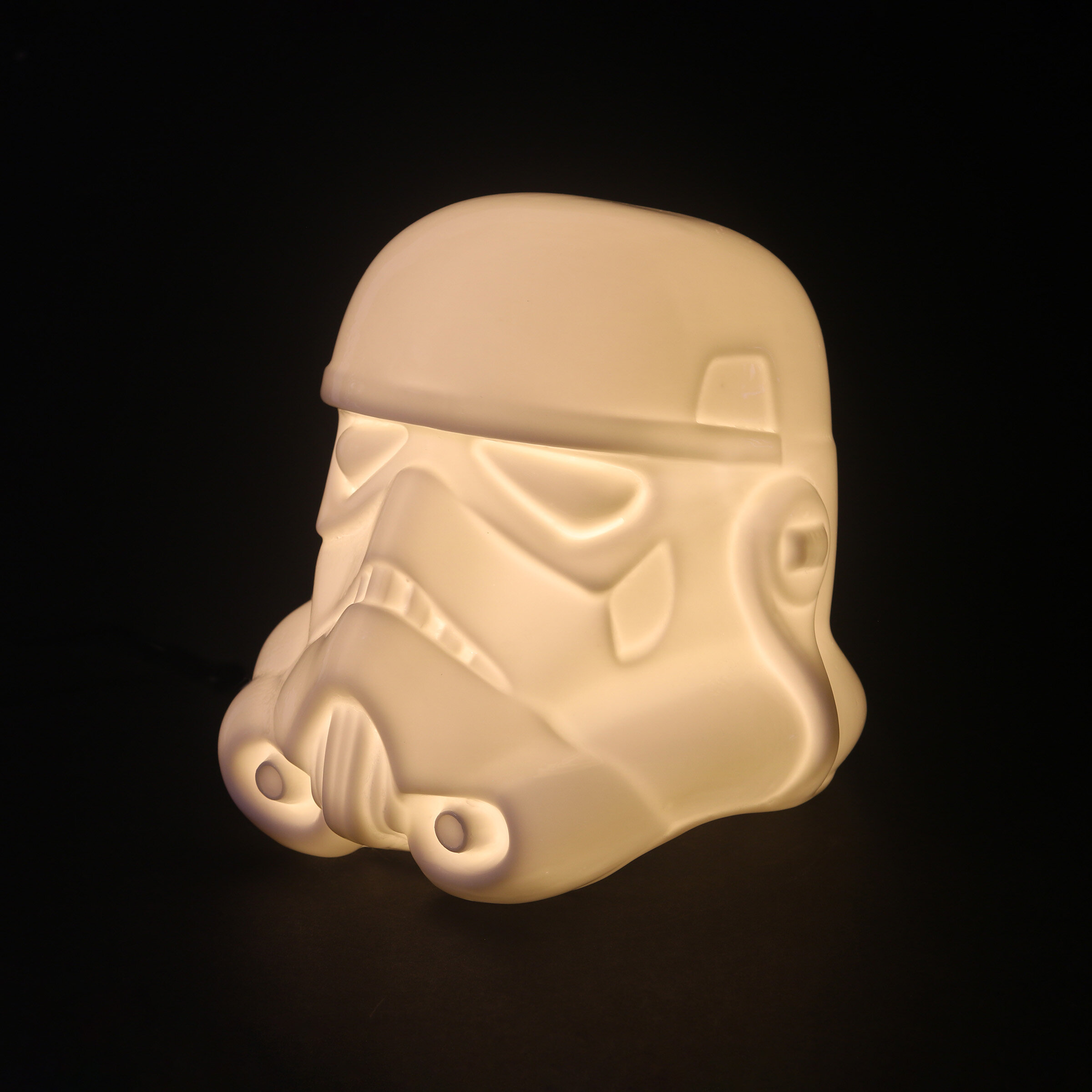 Stormtrooper Helmet Lamp : The iconic character as a ceramic lamp.