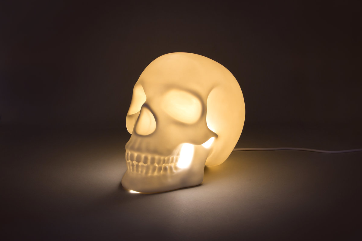 Skull Light : Dead cool ceramic table lamp.