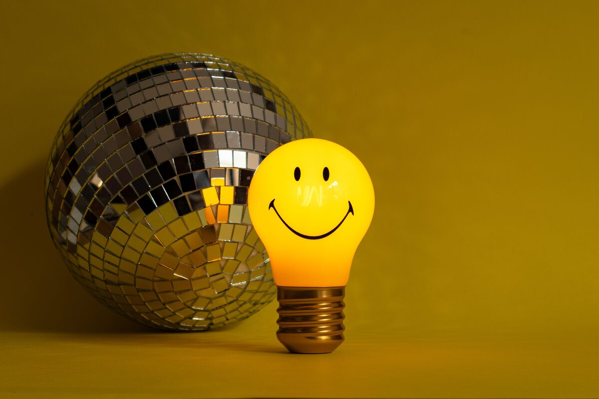 Cordless Smiley® Lightbulb : Rechargeable nightlight with a smile.