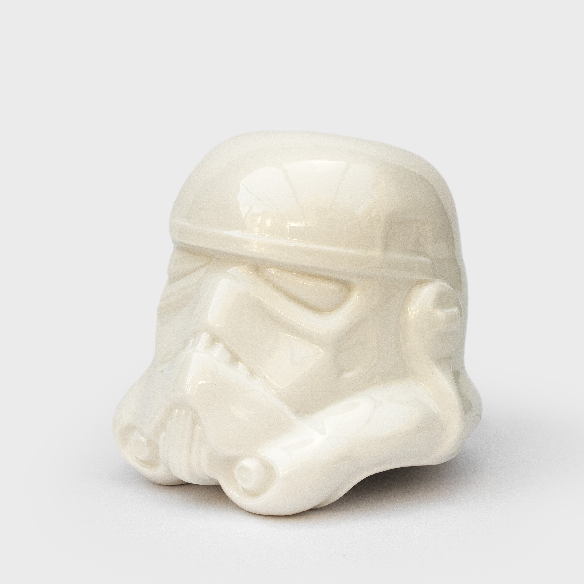 Stormtrooper Helmet Lamp : The iconic character as a ceramic lamp.